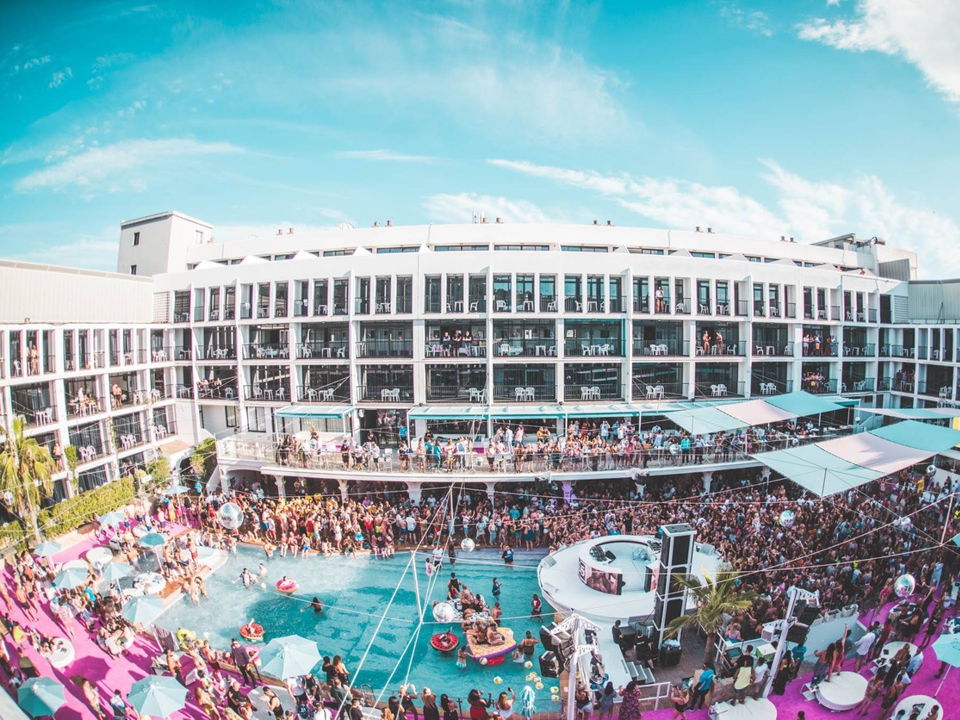 Grote Eindfeest met Dizzee Rascal bij Ibiza Rocks 2025 - Koop je ...