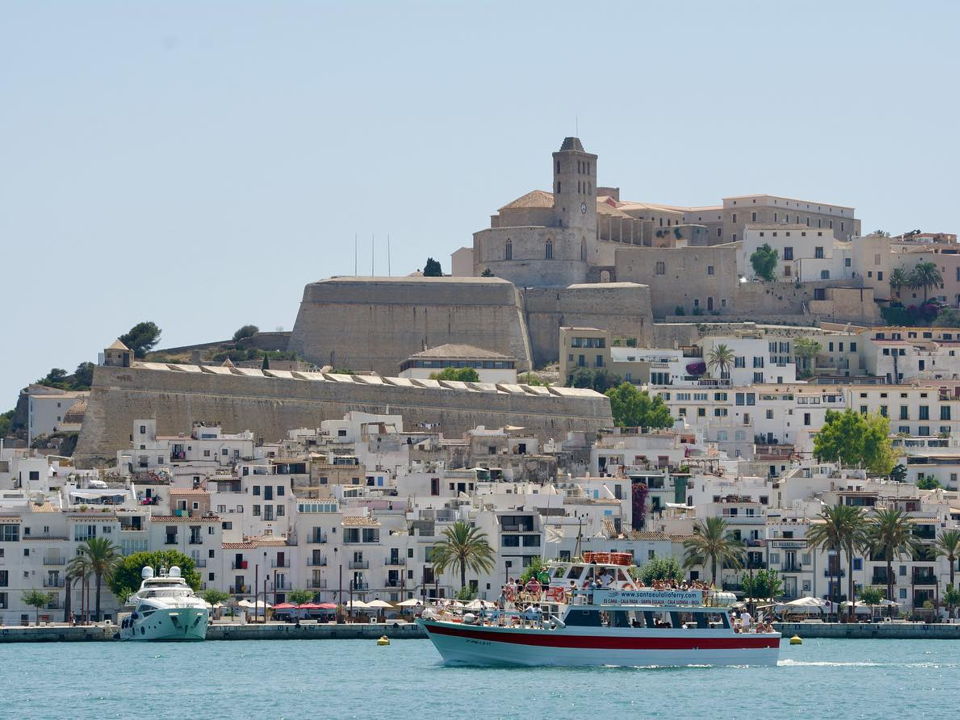 Tickets Ferry Ibiza - Es Canar (Hippy Market Punta Arabi) con Santa ...