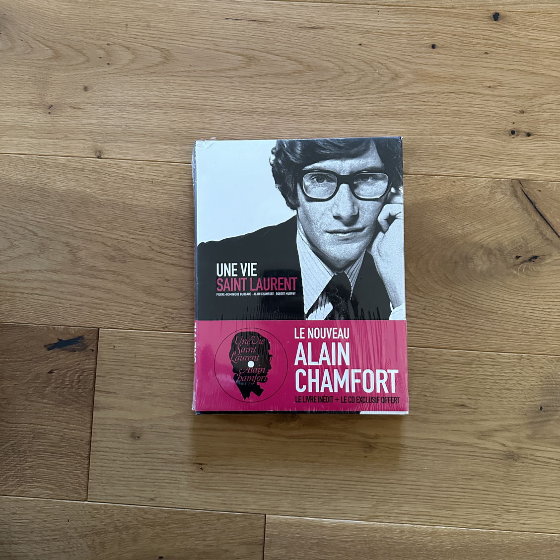 Book: Une vie Saint Laurent - CHF 19.00 | Buy on marko