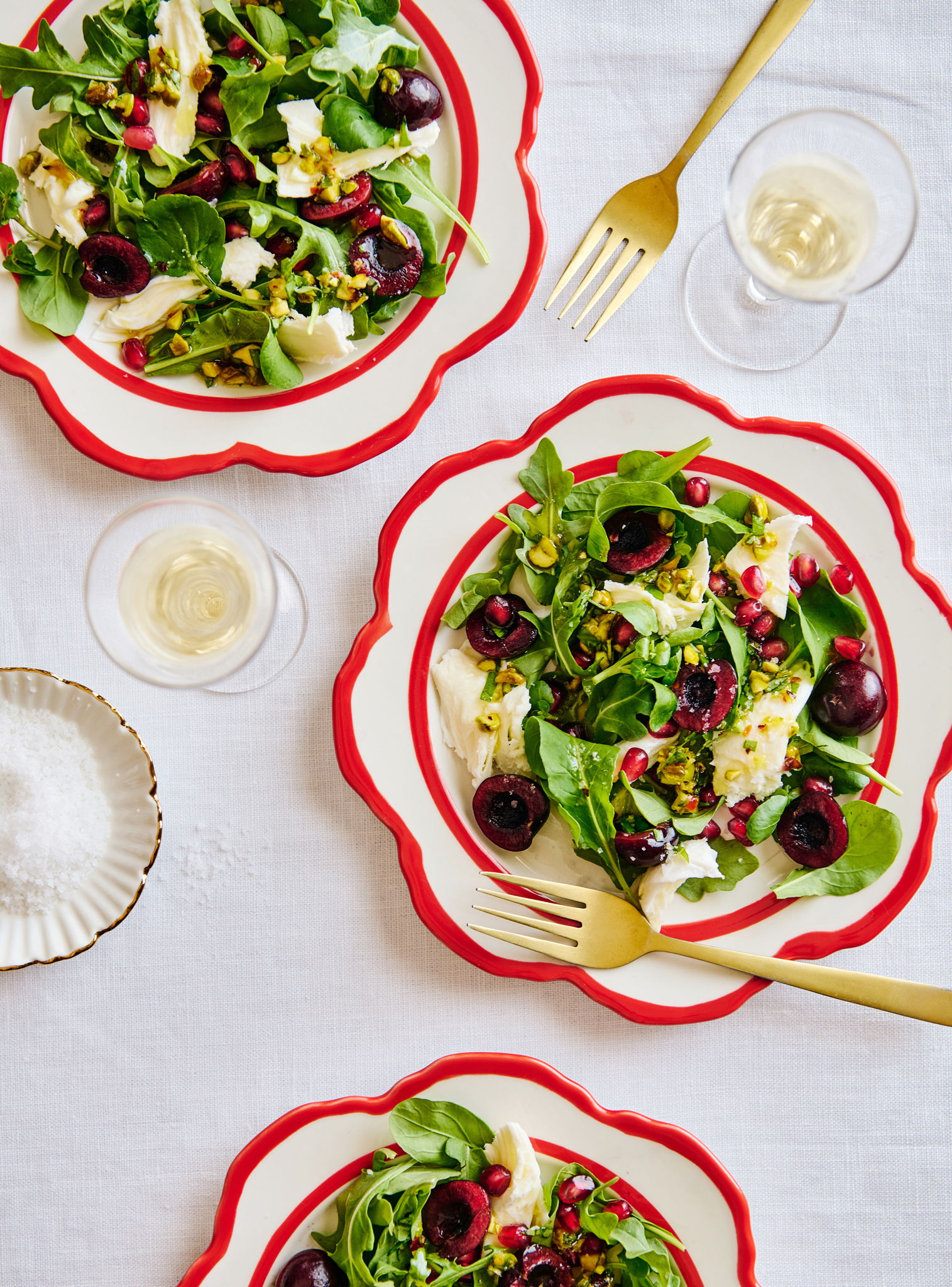 Salade de mozzarella et de cerises, vinaigrette à la pistache et au ...