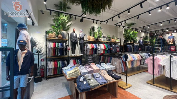 COMMERCIAL RETAIL CLOTH STORE interior design renovation ideas, photos ...