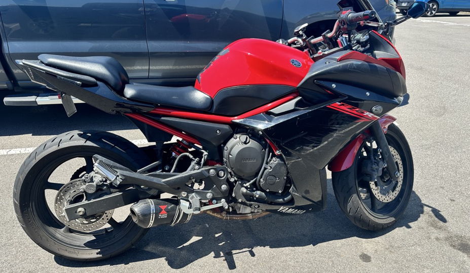 YAMAHA FZ6R RED/WHITE for rent near Murfreesboro, TN
