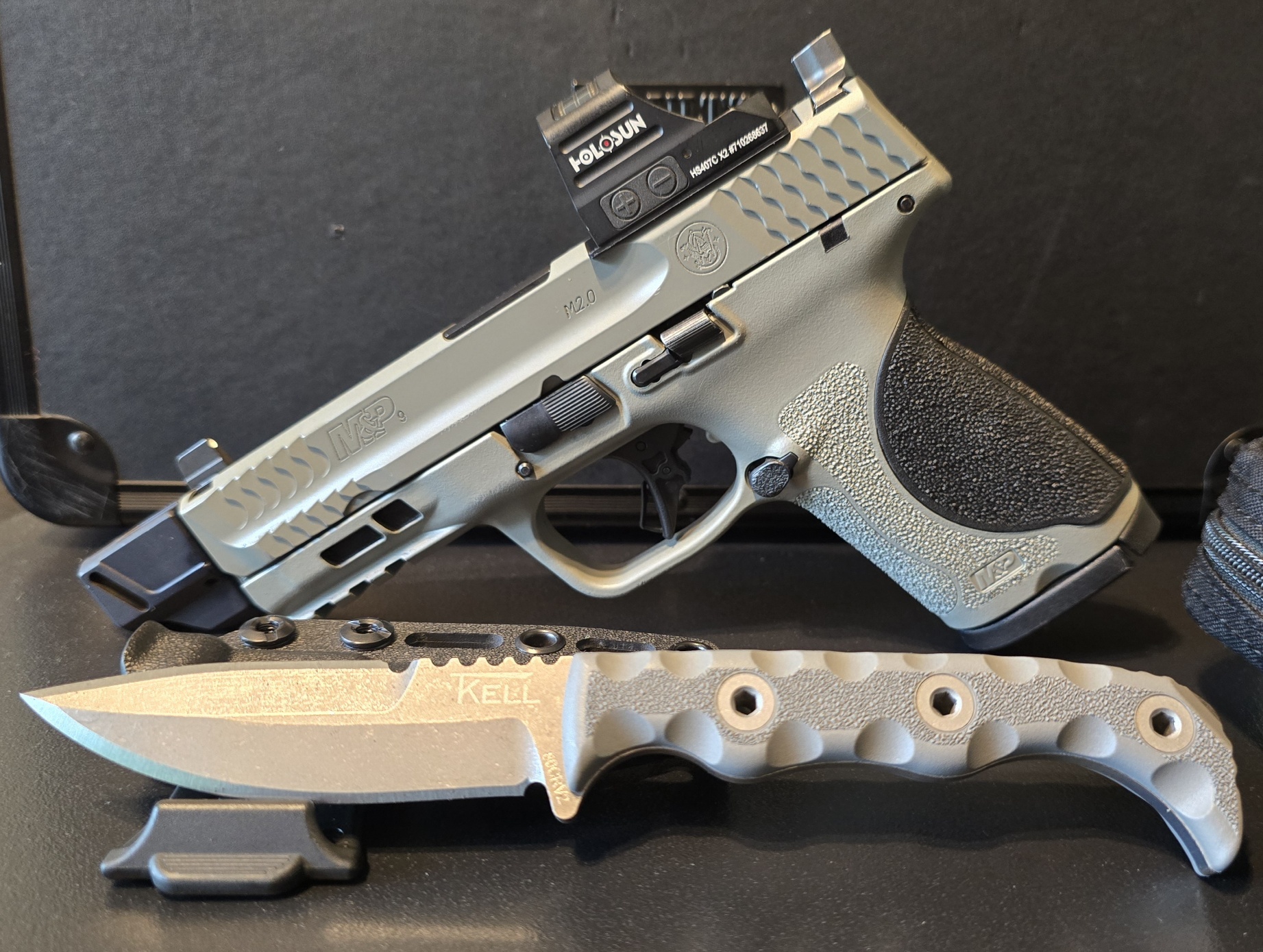 The 001 with the Gray Battle Lock grips looks really good with my Spec ...