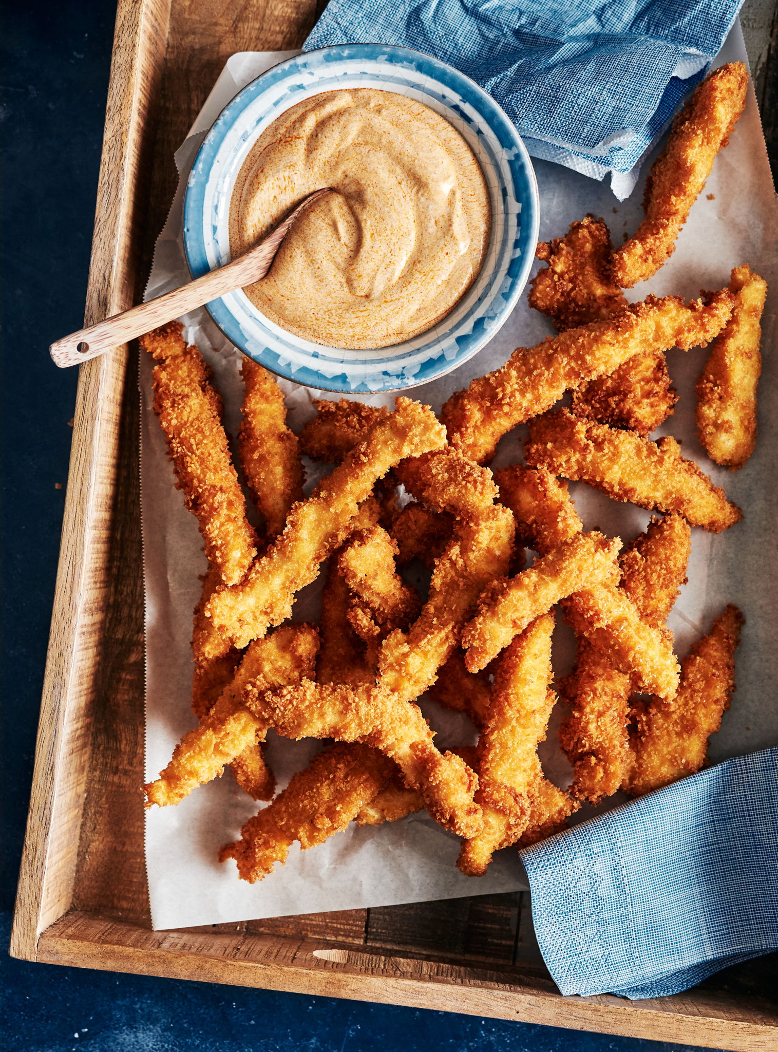 Doigts de poulet frits, sauce au yogourt et aux épices | RICARDO