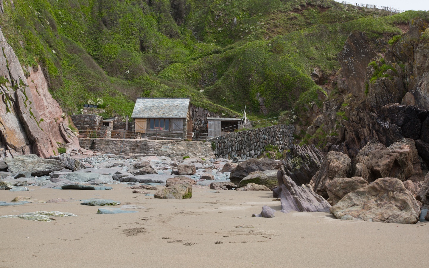 Carswell Beach Hut | Beach House in Devon, England | Cabinly UK