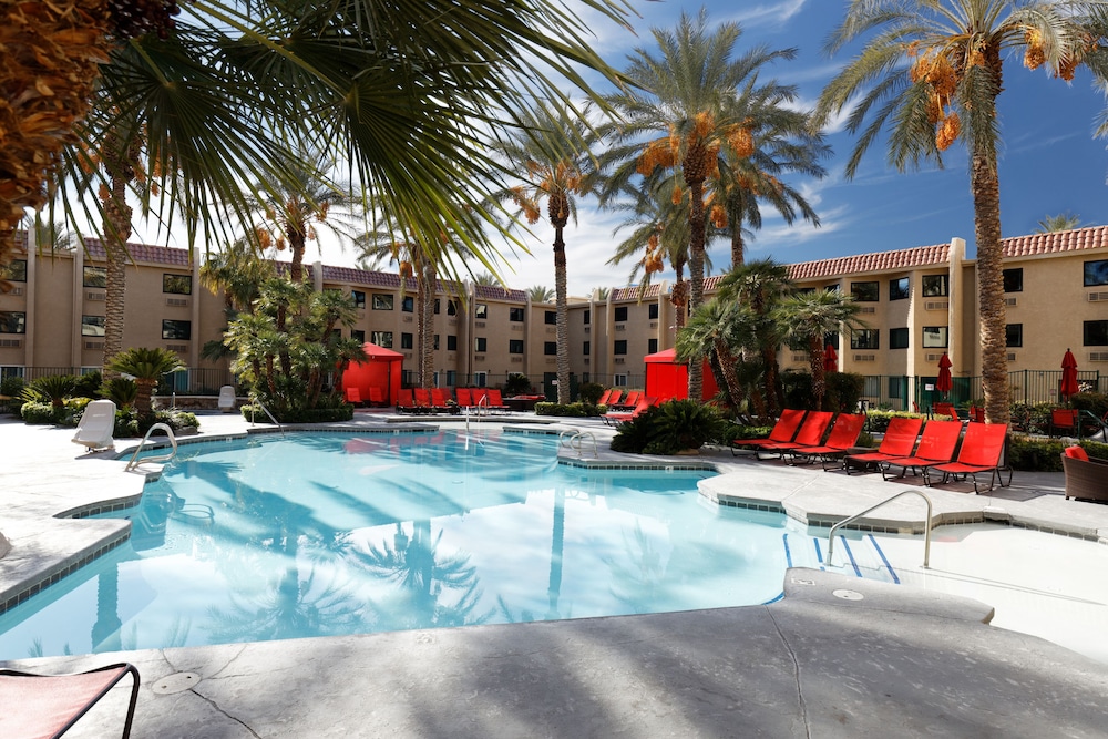 Desert Oasis Pool at Silver Sevens Las Vegas | Photos, Reviews and ...