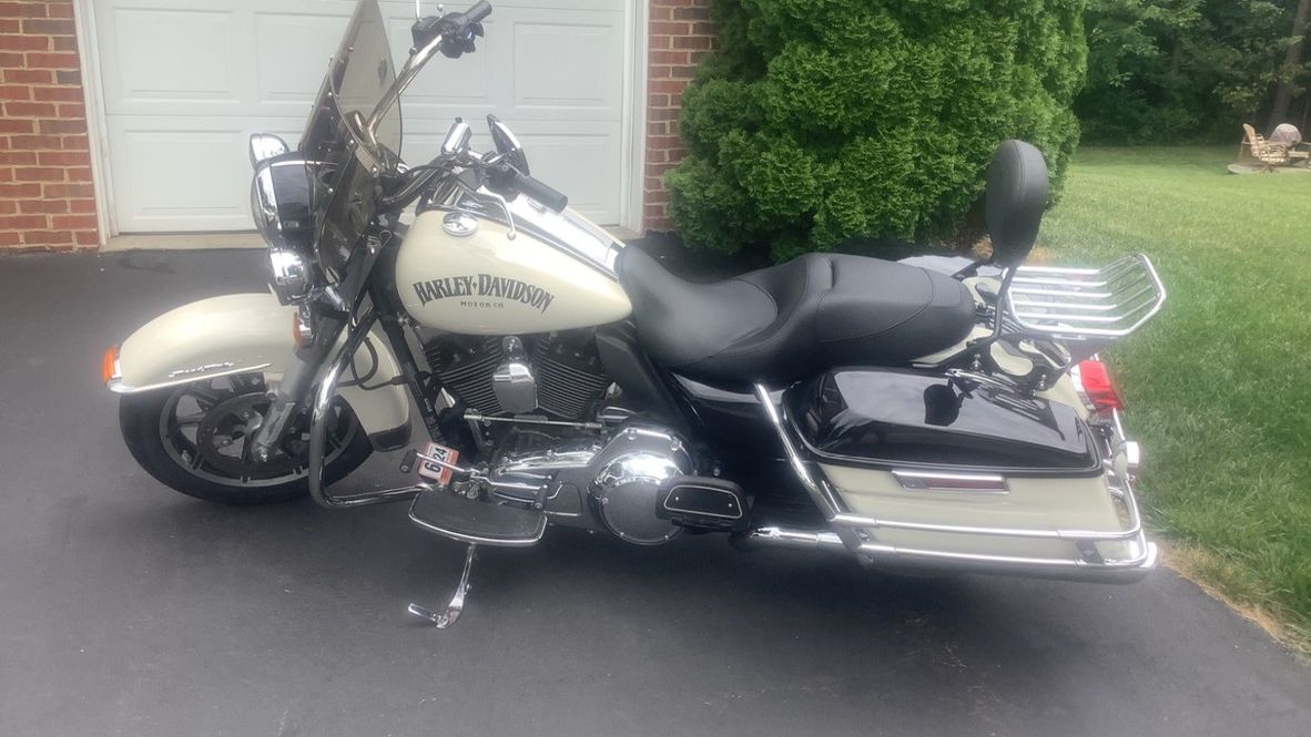 HARLEY-DAVIDSON TOURING ROAD KING (TWO TONE) for rent near CHANTILLY, VA