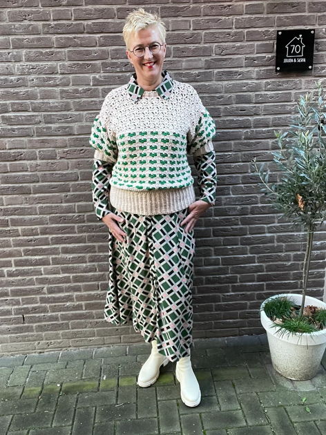 Easy Sweater knitting pattern Give me your Heart by Teacher Sas.