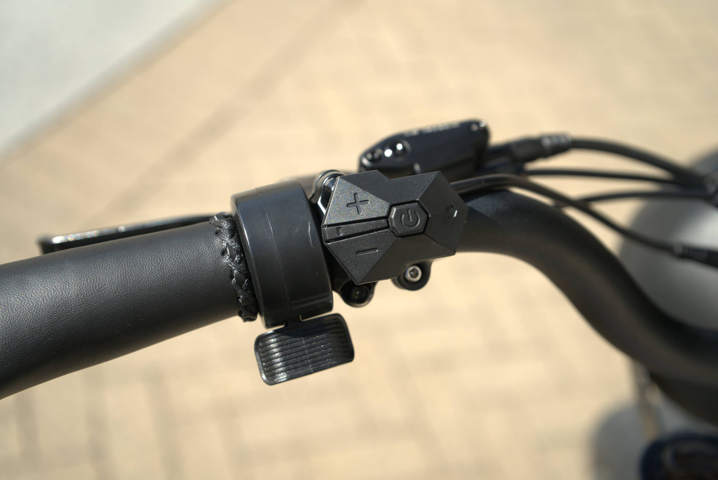 Thumb Throttle vs Twist Throttle on Electric Bikes – Rize Bikes Canada