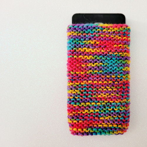 Easy Easy mobile phone socks knitting pattern using 8 ply yarn – 3 versions
