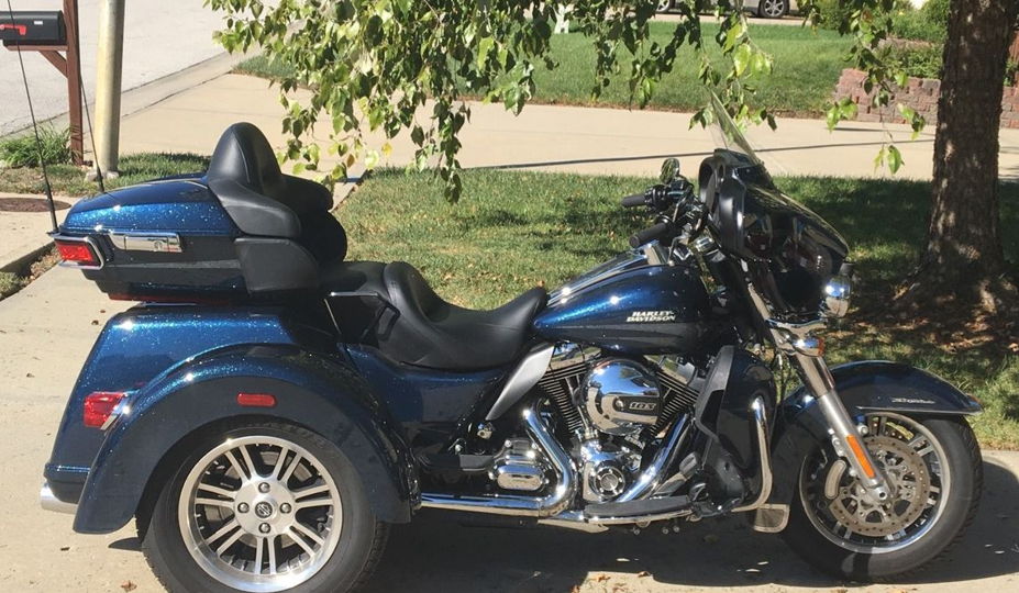 HARLEY-DAVIDSON TRIKE TRI GLIDE ULTRA(CUSTOM COLOR) for rent near KCMO ...
