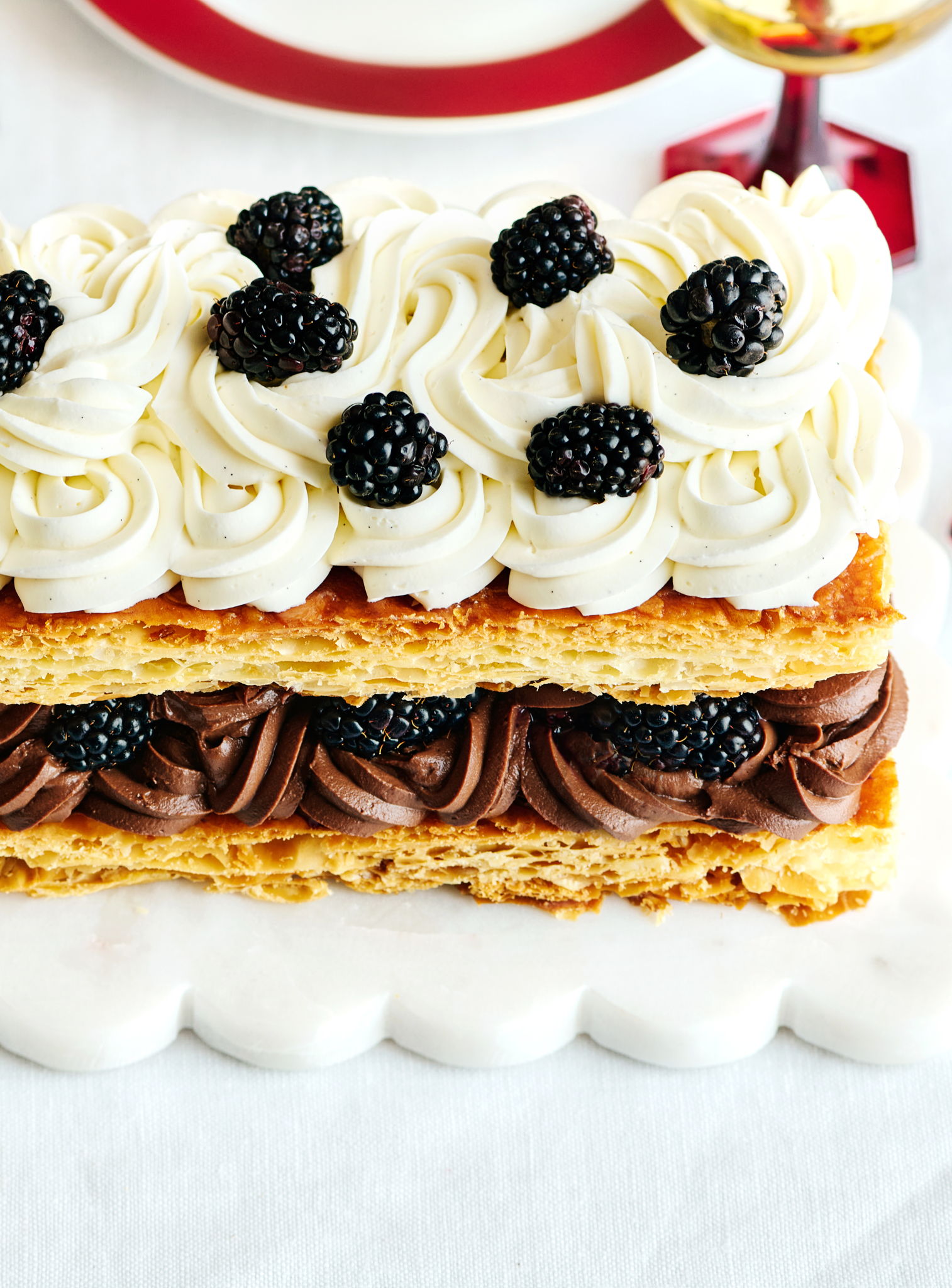 Feuilleté aux mûres, crème au chocolat et chantilly | RICARDO