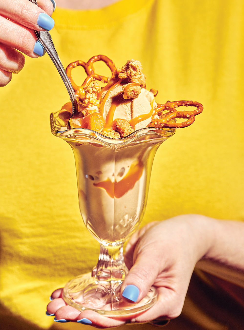 Sundae double caramel, bananes et croquant aux bretzels et aux ...