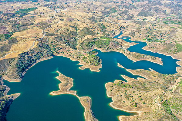 Barragem de Odeleite: o Lago do Dragão Azul