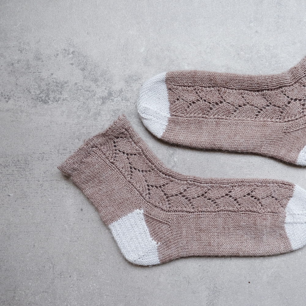 Beach wave socks knitting pattern