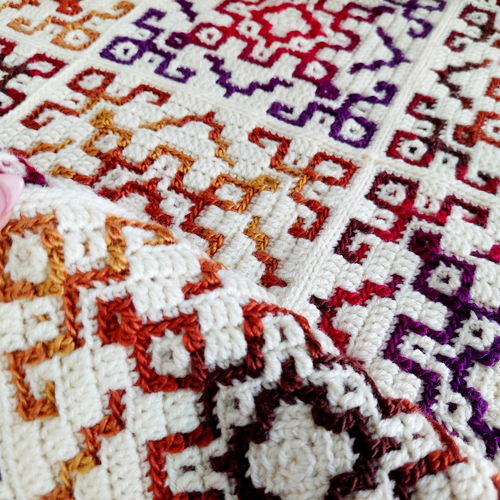 Easy NOT A GRANNY SQUARE. Overlay mosaic crochet in rounds from center ...